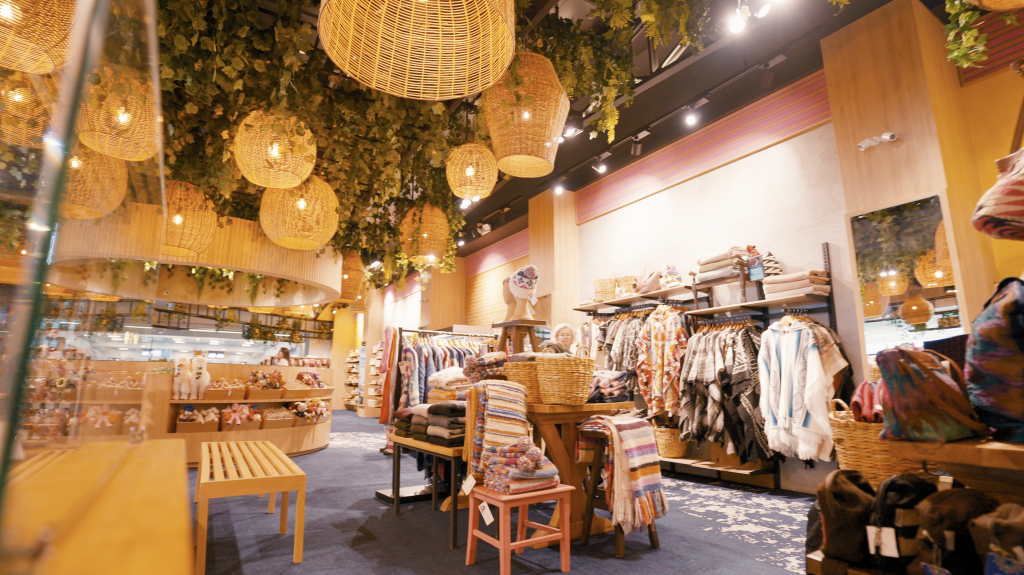 Inauguración del renovado espacio comercial de Quri en el aeropuerto de ...